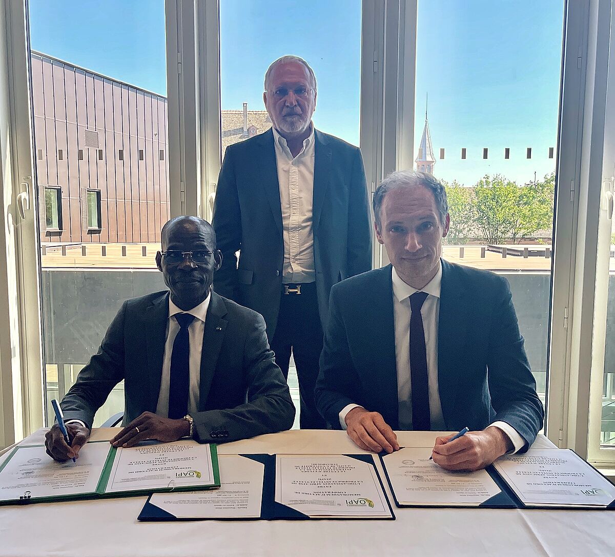 Signature d’un accord de coopération avec l’Organisation africaine de la propriété ...